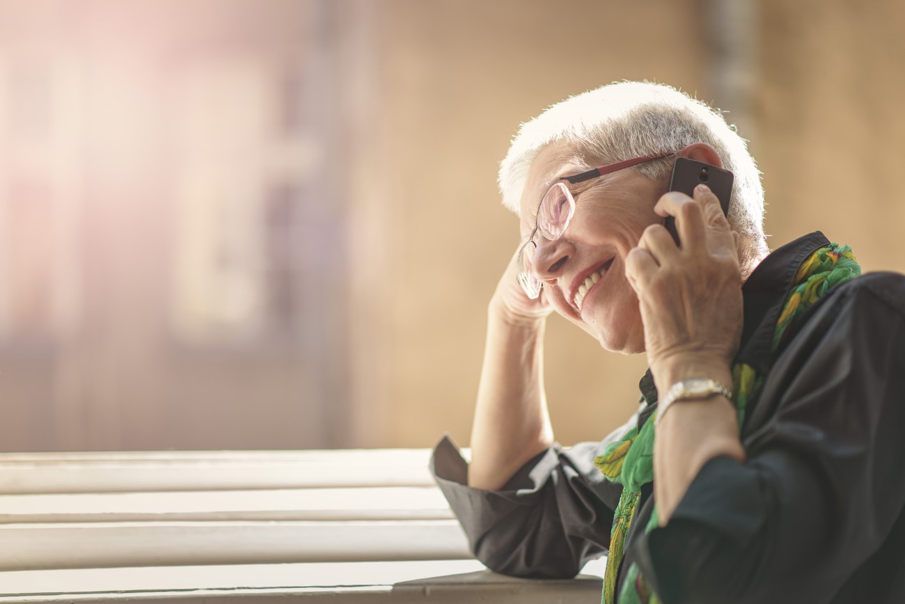 The 3 Best Cell Phones For Seniors Howstuffworks